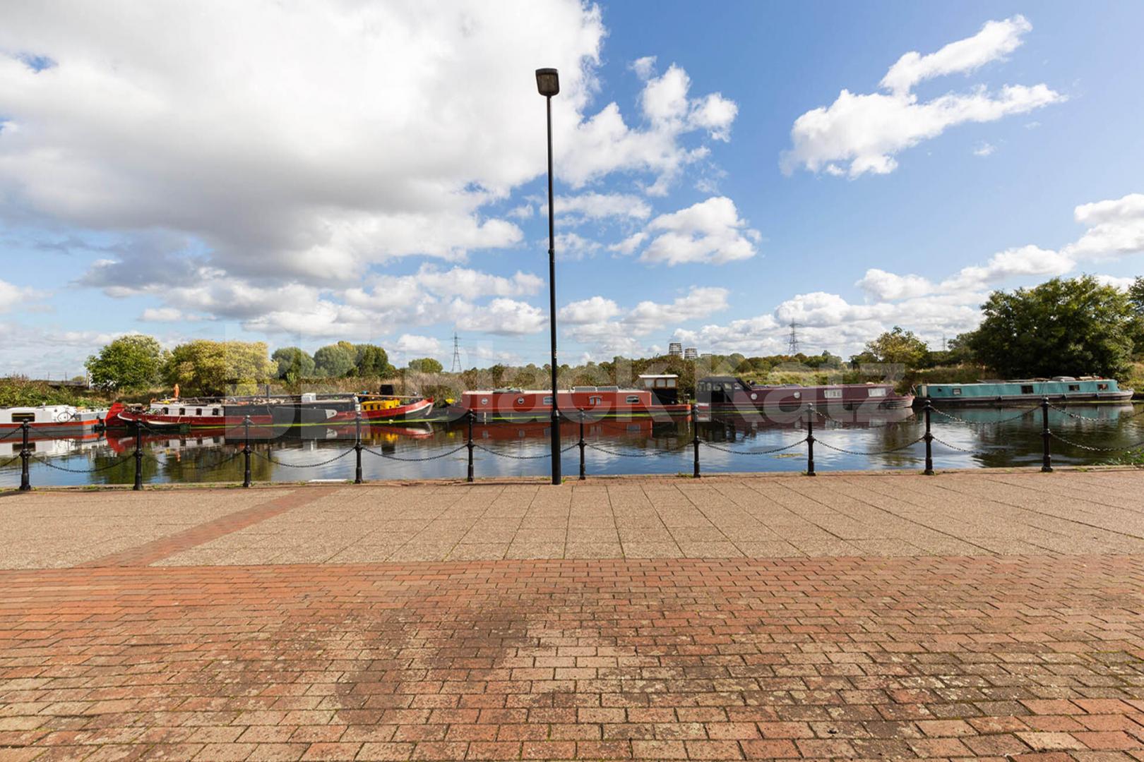 Canal Side 2 bedroom property with direct access to communal garden
