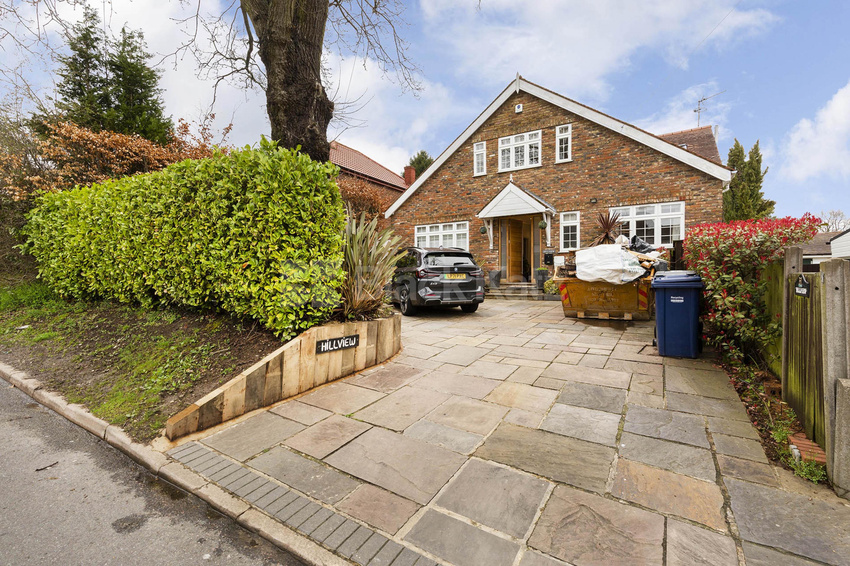Super 5 bed 2 bath family home with a stunning cinema room and garden