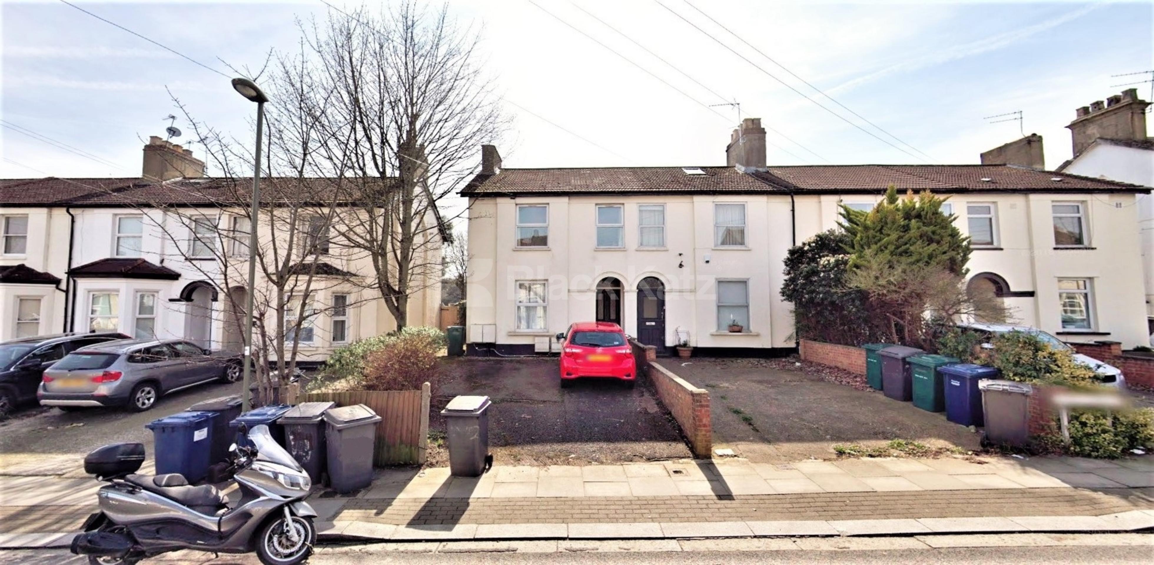 Fashionably updated interior 2 Bedroom Flat in Long Lane N2