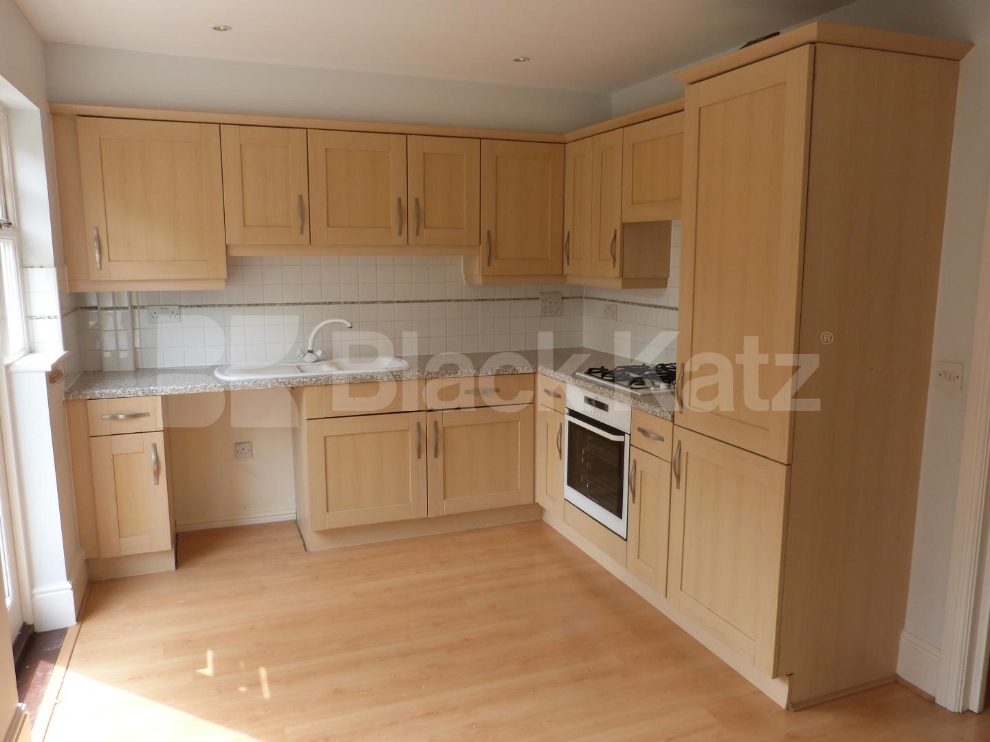 Grand 4 Bedroom House in Osier Crescent N10