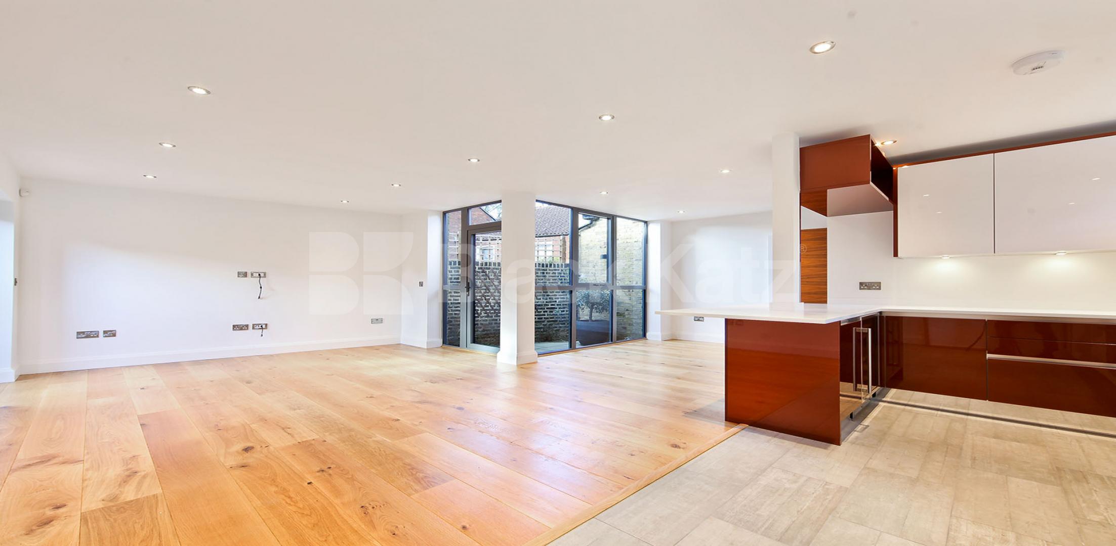 High end finish 3 Bedroom Mews House in Rushgrove Street SE18