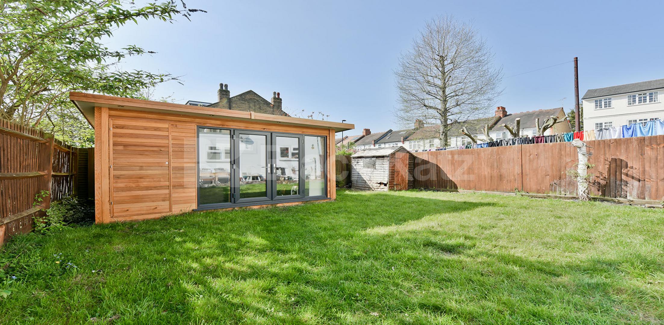 Beautifully refined 2 Bedroom, Un Furnished Ground Floor Flat in ...