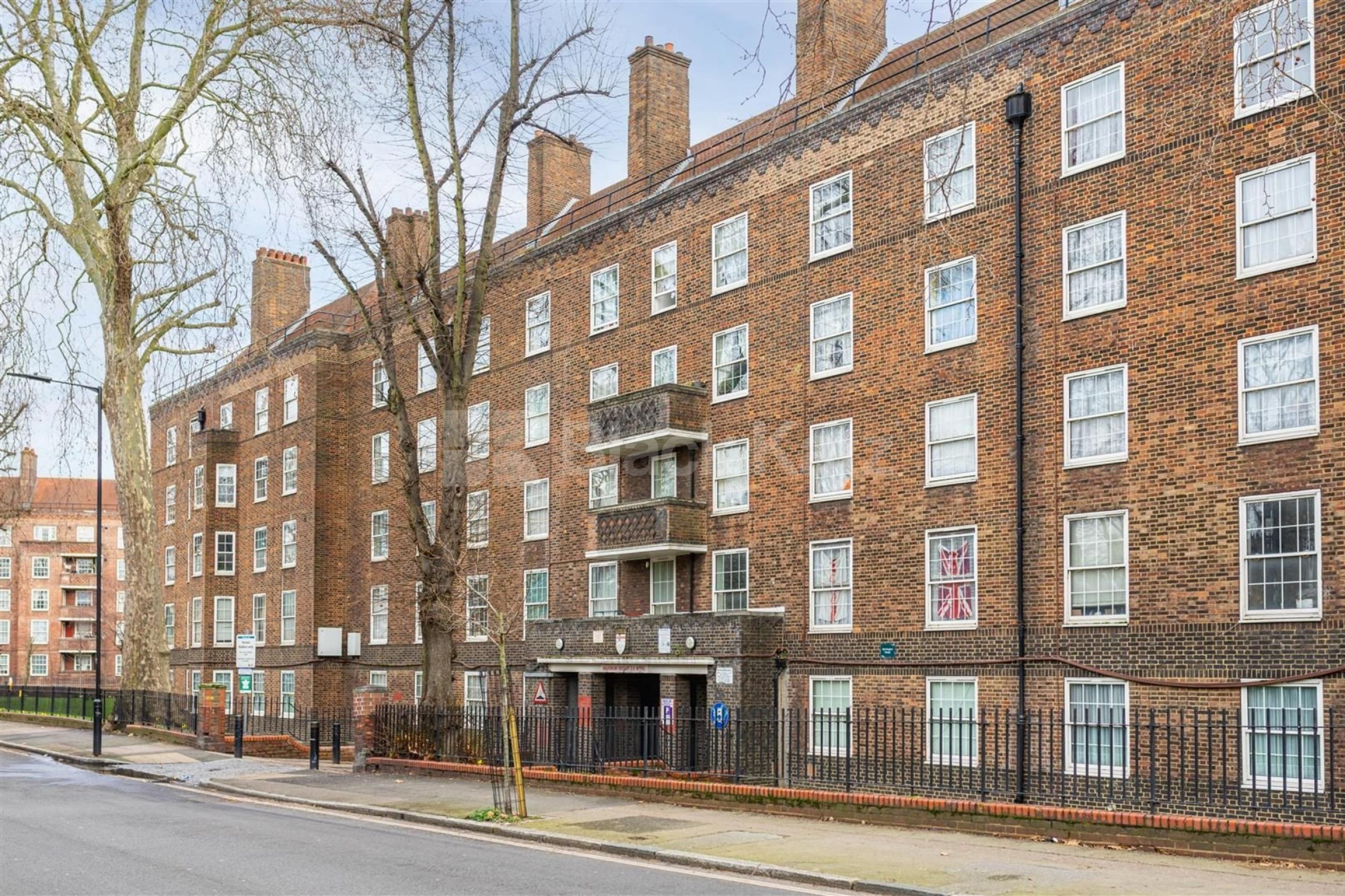 recently decorated 1 bedroom property within close proximity to Hackney ...
