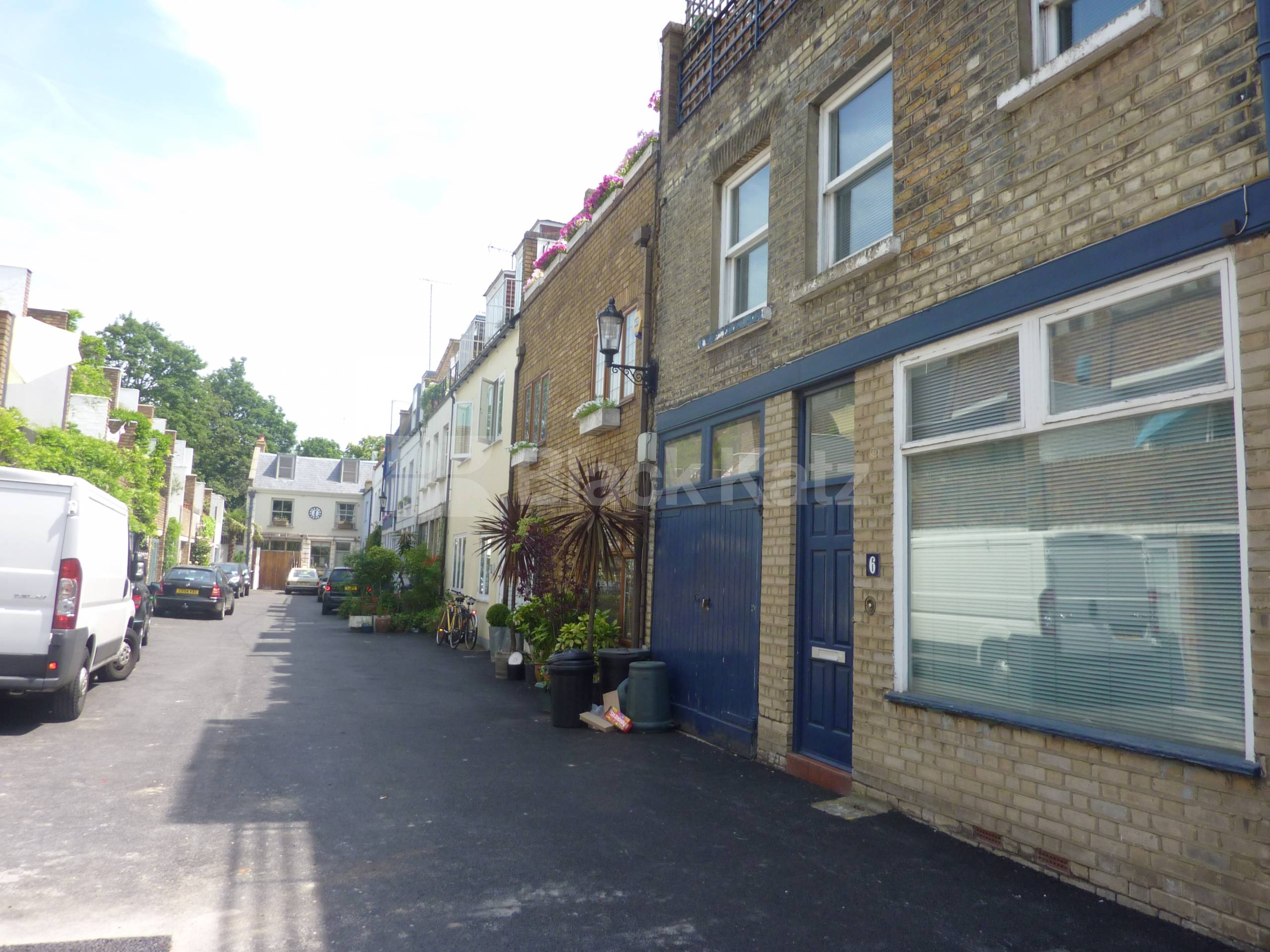 Sophisticatedly charming 3 Bedroom, Furnished Mews House in Ruston Mews W11